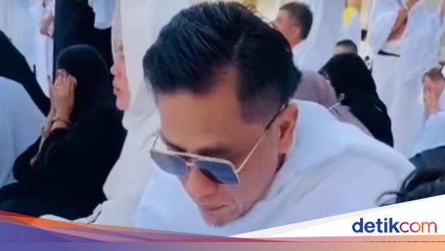 Gus Miftah dan Keluarga Ridwan Kamil Tahlil untuk Eril di Makkah Gus Miftah dan Keluarga Ridwan Kamil Tahlil untuk Eril di Makkah