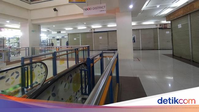 Potret Toko Elektronik di Roxy Nyerah Akibat Pandemi-Tutup Berjamaah