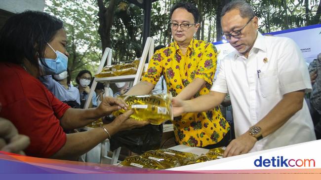 Saat Mendag Zulhas Jualan Minyak Goreng Curah