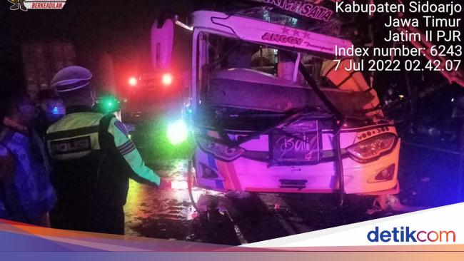 Bus Tabrak Truk di Tol Porong-Waru, Kernet Meninggal Dunia