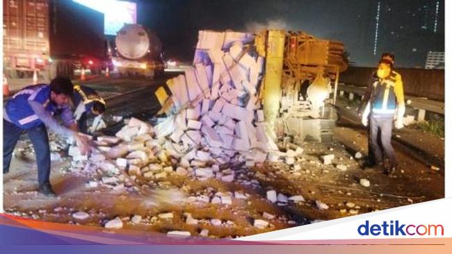 Truk Bermuatan Bata Ringan Terguling di Tol Jagorawi, Diduga Sopir Ngantuk