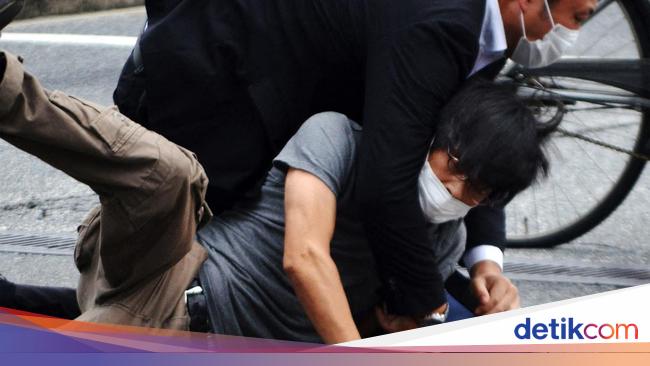 Mantan PM Jepang Ditembak Bekas Pesonel Angkatan Laut Mantan PM Jepang Ditembak Bekas Pesonel Angkatan Laut