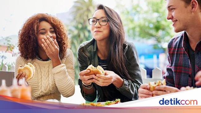 Bicara dengan Mulut Penuh Makanan Dianggap Biasa Oleh Anak Muda