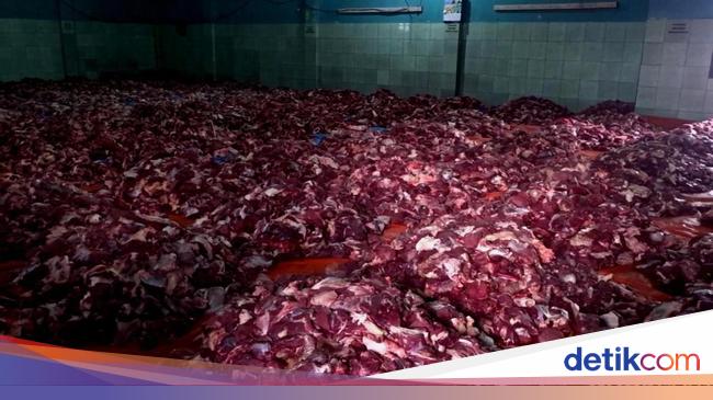 Aula Penuh Tumpukan Daging Kurban di Dusun Krajan Banjarnegara