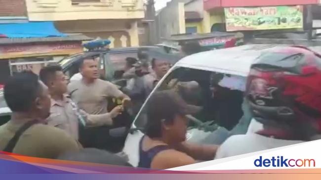 Sopir dan Penumpang Pikap Dihajar Massa di Tasik gegara Hoaks