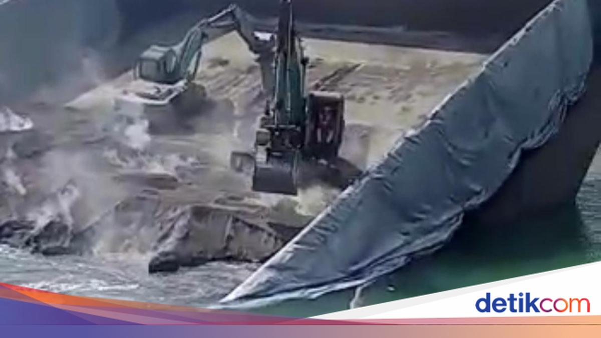 Kapal Tongkang Muatan Clinker Patah di Dermaga Pelabuhan Bayah