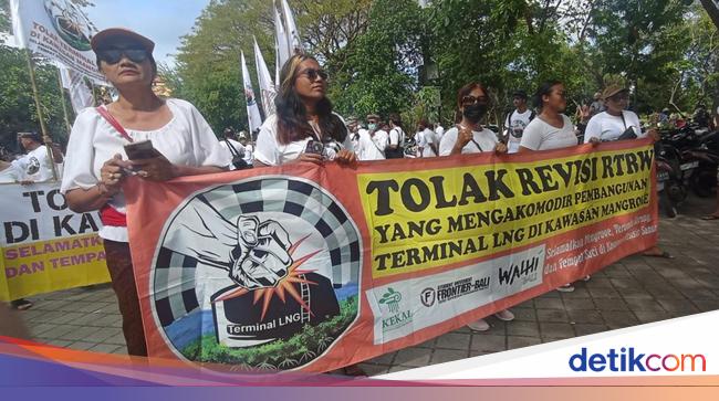 Tolak LNG di Mangrove, Warga Intaran Geruduk Kantor Gubernur Bali Tolak LNG di Mangrove, Warga Intaran Geruduk Kantor Gubernur Bali