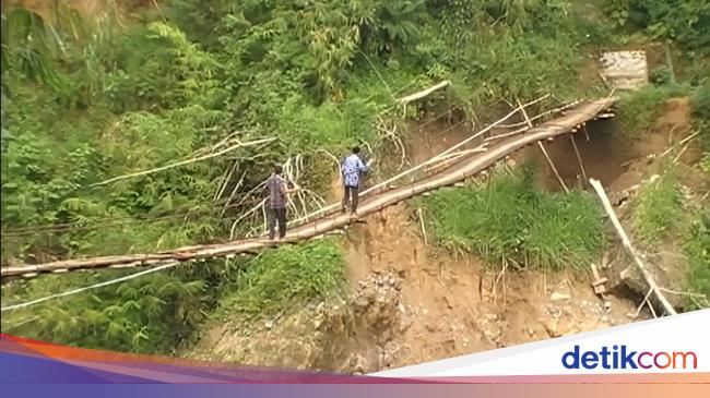 Kisah Warga Lewati Jembatan Tua di Sukabumi yang Nyaris Putus