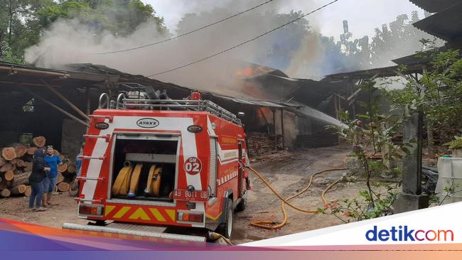 Pabrik Kayu Jati di Bantul Terbakar 4 Jam, Kerugian Ratusan Juta