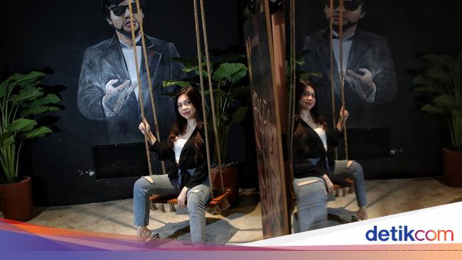 Potret Monna Frans, Aspri Hotman Paris Mualaf