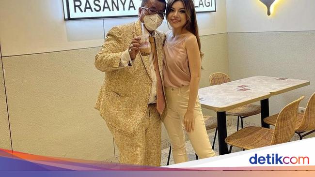 Gaya Ngopi Monna Frans Bareng Hotman Paris yang Menarik Perhatian
