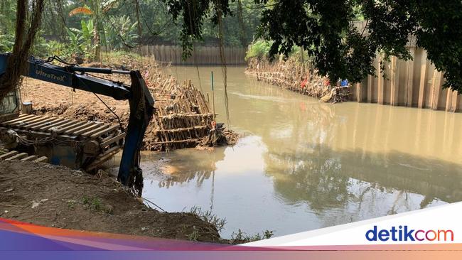 Kondisi Kali Angke Kembangan yang Sempat Meluap, Kini Menanti Turap