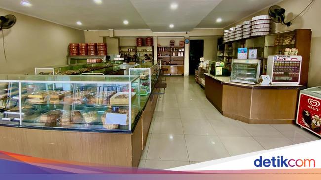 Nostalgia Makan Roti Isi Cokelat dan Daging di Bakery Klasik Ini