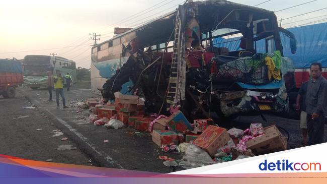 Tabrak Truk Sembako di Jalinsum Asahan, Bus PMH Hancur-Barang Berserakan Tabrak Truk Sembako di Jalinsum Asahan, Bus PMH Hancur-Barang Berserakan