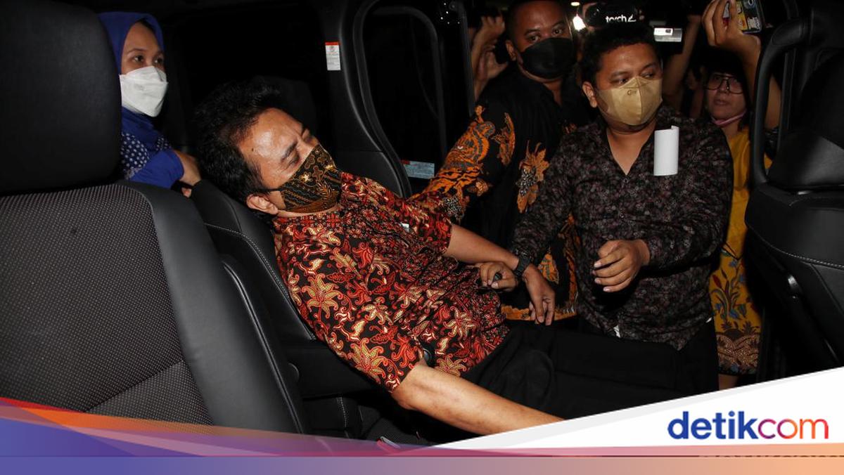 Momen Roy Suryo Diperiksa sebagai Tersangka Keluar Pakai Kursi Roda