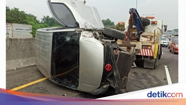 Mobil Terbalik di Tol Jagorawi Arah Jakarta Gegara Sopir Mengantuk
