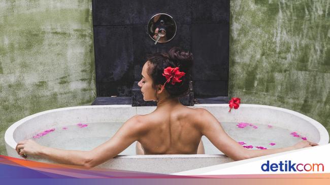 Praktisi Bach Flower Jelaskan Alasan Mandi Kembang Bikin Rileks
