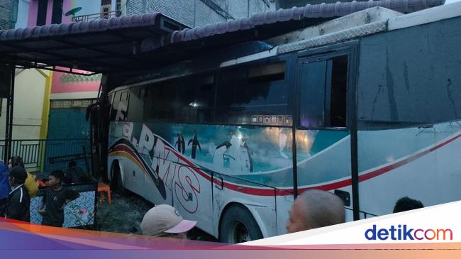 Bus PMS Seruduk Rumah Warga usai Tabrak Mobil di Jalinsum Asahan Bus PMS Seruduk Rumah Warga usai Tabrak Mobil di Jalinsum Asahan