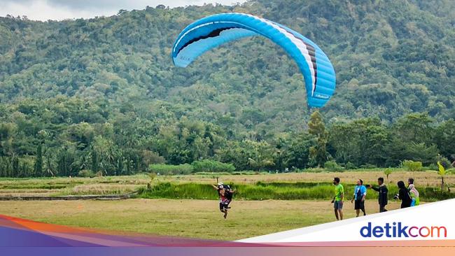 Tampil Beda! Para Penerjun Paralayang di Kulon Progo Ini Berkostum Wayang