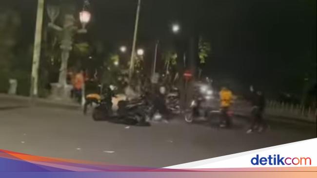 Beredar Video Pengeroyokan di Dekat Lapangan Puputan Denpasar Beredar Video Pengeroyokan di Dekat Lapangan Puputan Denpasar