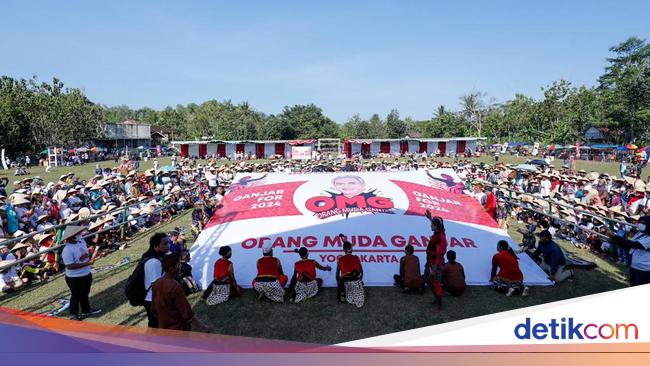 Relawan Ganjar Bagikan Topi Caping hingga Pupuk ke Petani Gunung Kidul Relawan Ganjar Bagikan Topi Caping hingga Pupuk ke Petani Gunung Kidul