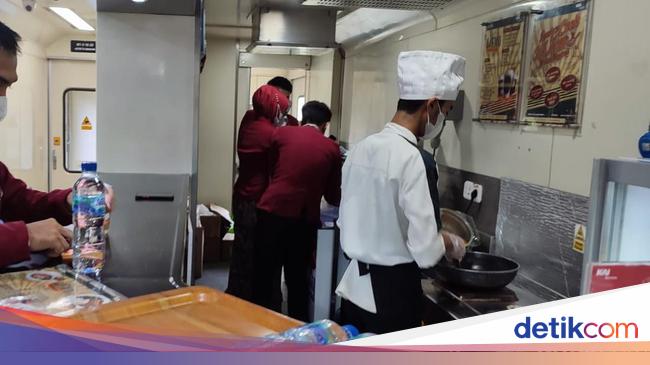 Koki di Kereta Harus Masak Serba Cepat dan Tak Baperan