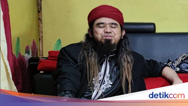 Mengenal Gus Samsudin, Pendakwah dan YouTuber dengan 1,6 Juta Subscribers Mengenal Gus Samsudin, Pendakwah dan YouTuber dengan 1,6 Juta Subscribers