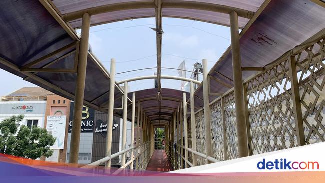 Menanti Perbaikan Atap JPO di Margonda Depok yang Bolong 6 Bulan
