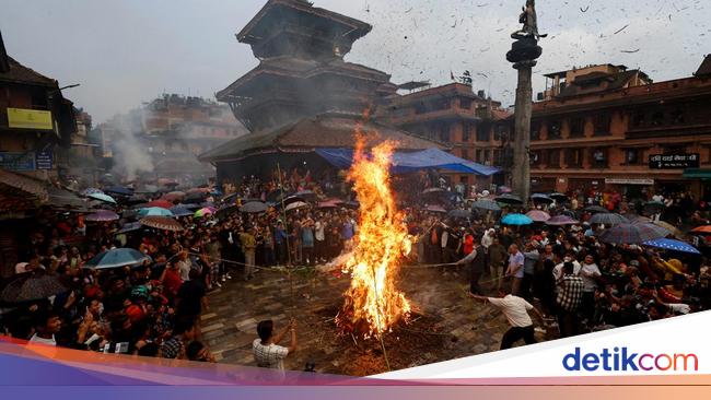 Melihat Keseruan Bakar Patung Setan di Festival Ghantakarna Nepal
