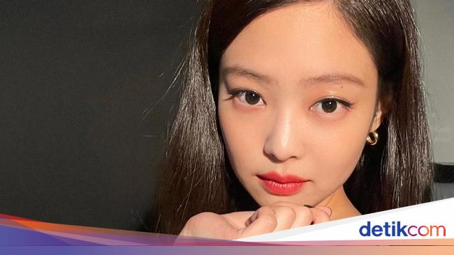 10 Potret Jennie BLACKPINK Jadi Bintang Iklan Soju dan Makan Es Krim