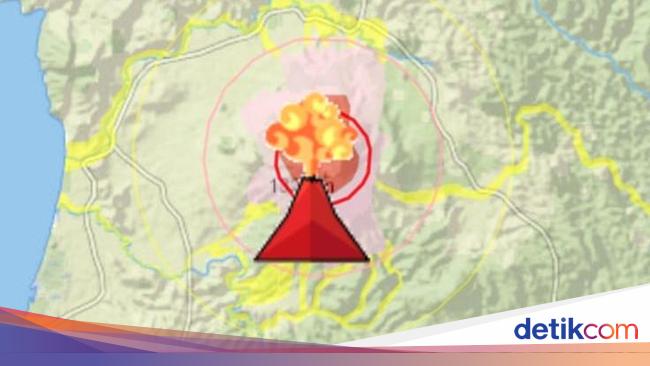 Gunung Ibu di Maluku Utara Erupsi