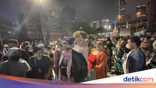 Suasana Catwalk Citayam Fashion Week Tetap Ramai Meski di Trotoar