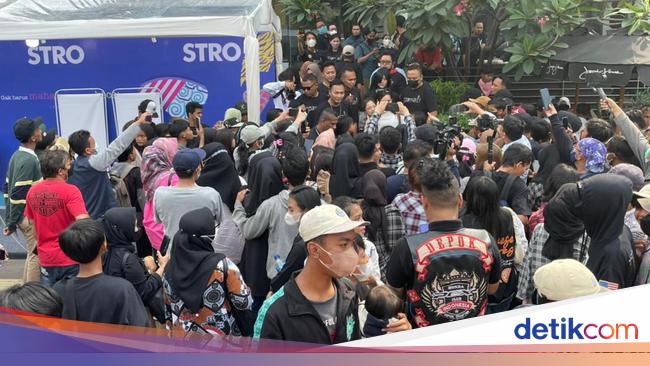 Jeje Slebew Muncul di Citayam Fashion Week, Penggemar Ramai Minta Foto