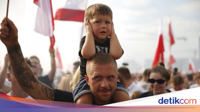 Potret Warga Polandia Peringati 78 Tahun Pemberontakan Warsawa