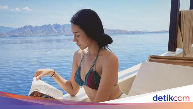 7 Gaya Anya Geraldine Liburan di Labuan Bajo, Seksi Berbikini