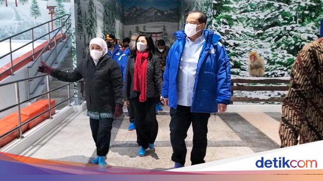 Takjub Salju di Trans Snow World Surabaya, Gubernur Khofifah: Mirip Aslinya Takjub Salju di Trans Snow World Surabaya, Gubernur Khofifah: Mirip Aslinya
