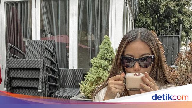 Ratu Felisha, Pemeran Tari 'Pengabdi Setan 2' Doyan Banget Ngopi di Kafe