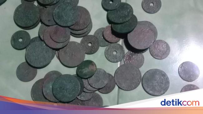 Warga Sulbar Temukan Ratusan Koin Peninggalan Belanda Saat Gali Lahan Warga Sulbar Temukan Ratusan Koin Peninggalan Belanda Saat Gali Lahan
