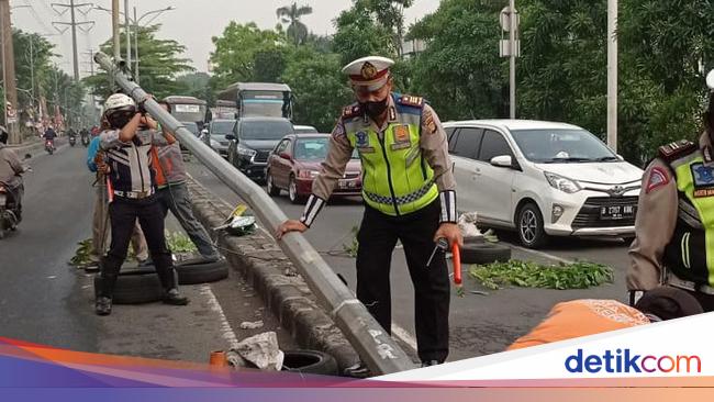 Tiang Penerangan Jalan di Bekasi Roboh Tertabrak Truk, Lalin Sempat Macet