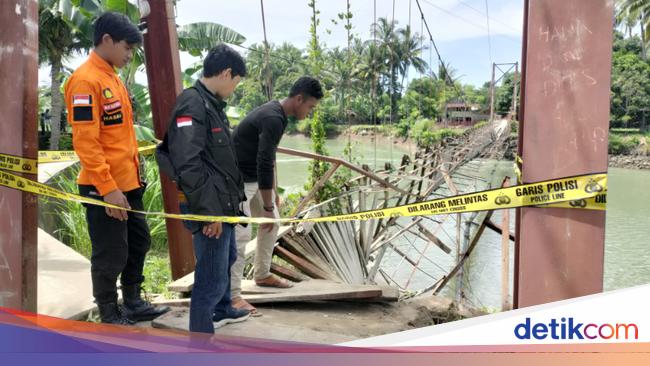 Warga di Bone Sewa Perahu Seberangi Sungai Usai Jembatan Gantung Putus