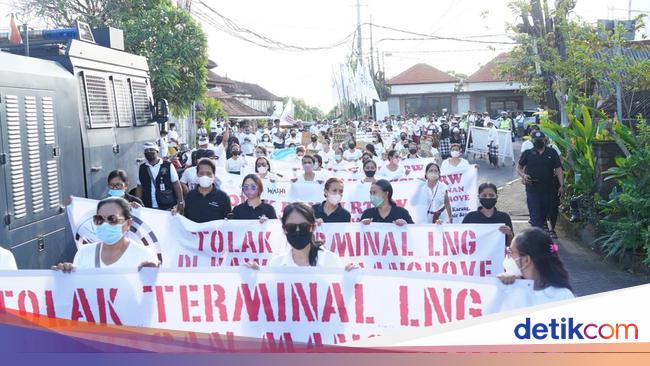 Aksi Krama Desak Koster Keluarkan SK Tak Bangun Terminal LNG di Mangrove Aksi Krama Desak Koster Keluarkan SK Tak Bangun Terminal LNG di Mangrove