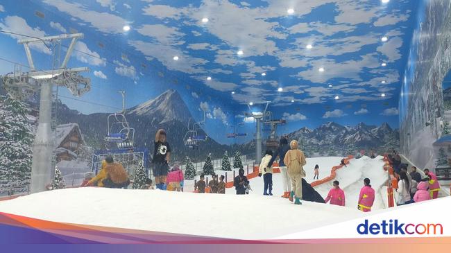 Trans Snow World Surabaya Diserbu Pengunjung Saat Weekend