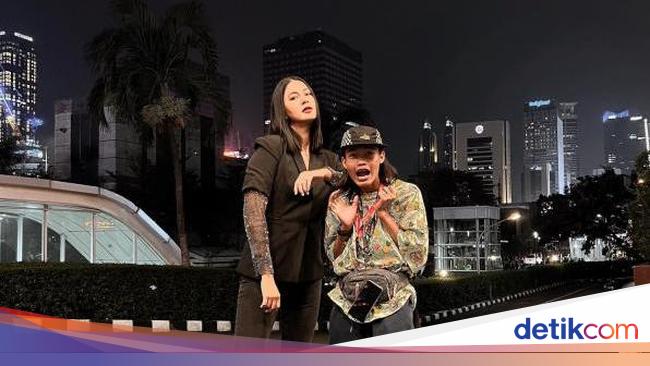 10 Gaya Bonge Citayam Fashion Week Bareng Artis, Makin Eksis!