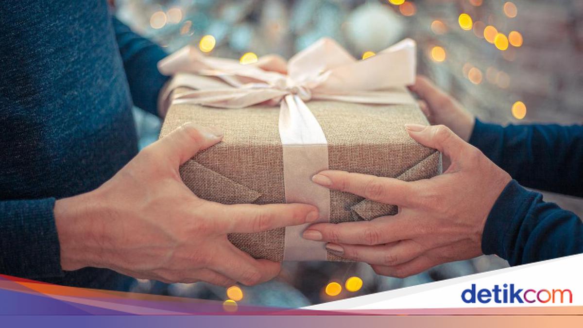 11 Rekomendasi Kado untuk Pacar Wanita yang Menarik dan Berkesan