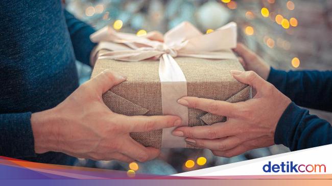 11 Rekomendasi Kado untuk Pacar Wanita yang Menarik dan Berkesan