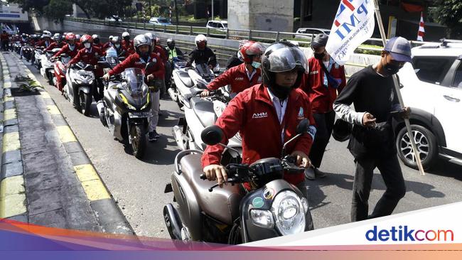 Pengunjukrasa Ramai-ramai Dorong Sepeda Motor Menuju Gedung DPR