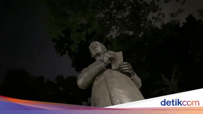 Kisah Patung Pastor Verbraak yang Konon Bisa Bergerak