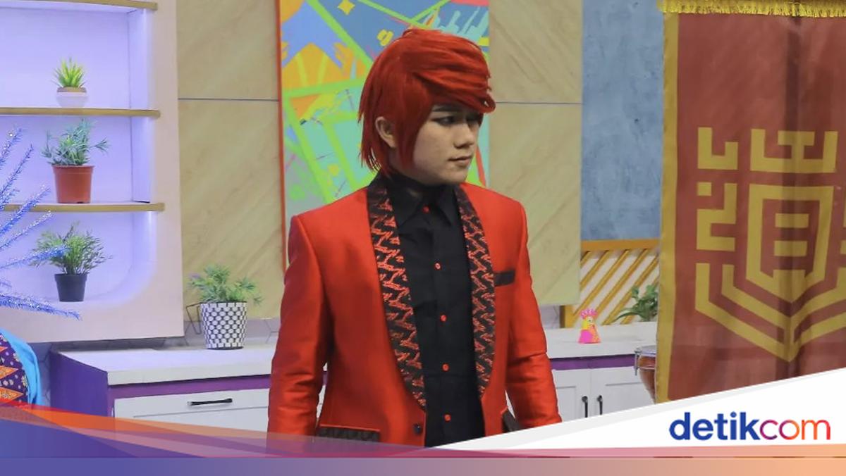 9 Penampilan Pesulap Merah Tanpa Wig dan Makeup, Netizen Sebut 'Vibe Wibu'