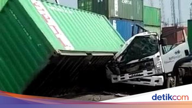 Polisi Periksa 2 Orang Terkait Kontainer Timpa Truk Trailer Tewaskan Sopir