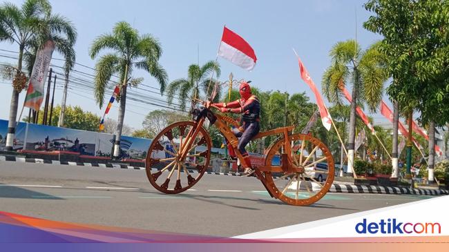 Nyentrik! 'Spiderman' Gowes Keliling Klaten Naik Sepeda Kayu Raksasa